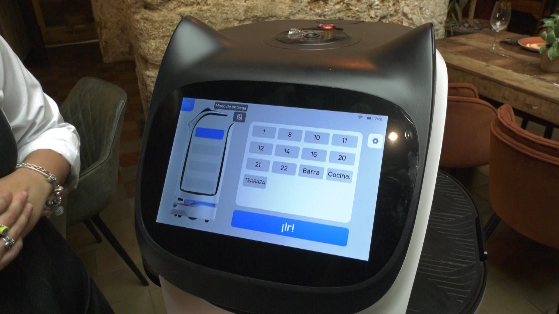 Camila, la primera robot camarera de la provincia de Cádiz | Onda Cádiz RTV