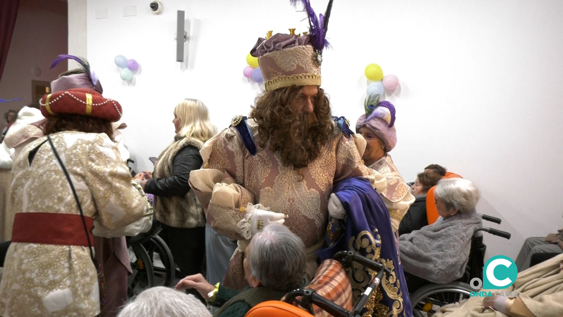 Los mayores de Fragela reciben la visita de Sus Majestades de Oriente ...