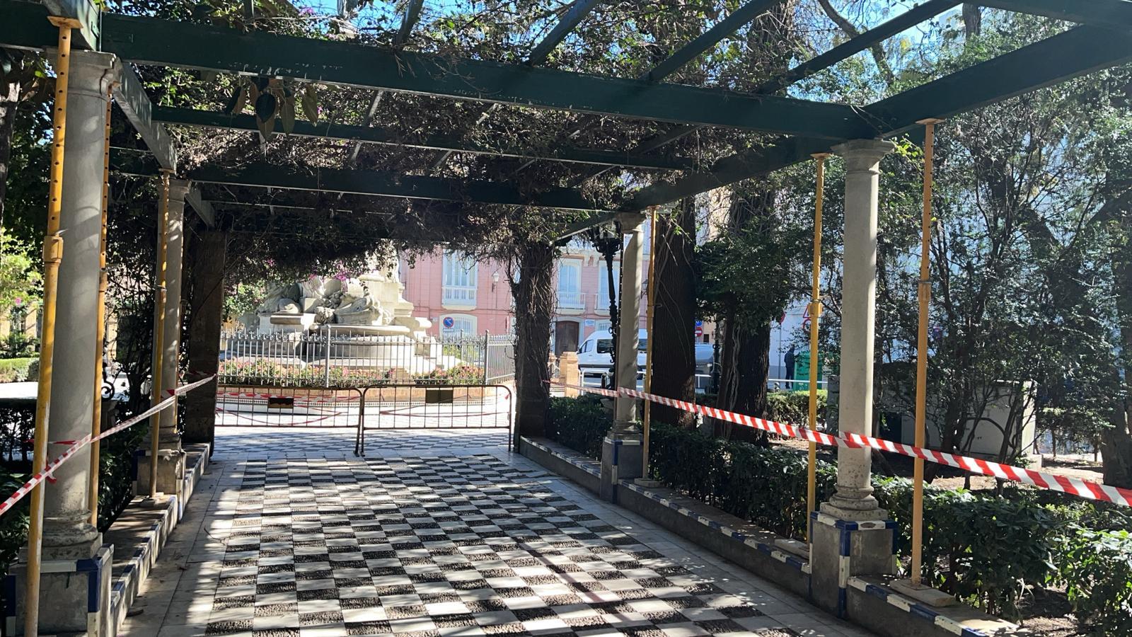 Acotan por seguridad la pérgola junto al monumento al Marqués de ...