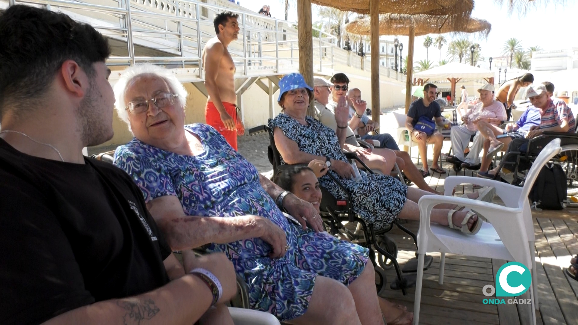 Los mayores de Fragela se refrescan en La Caleta durante el verano ...