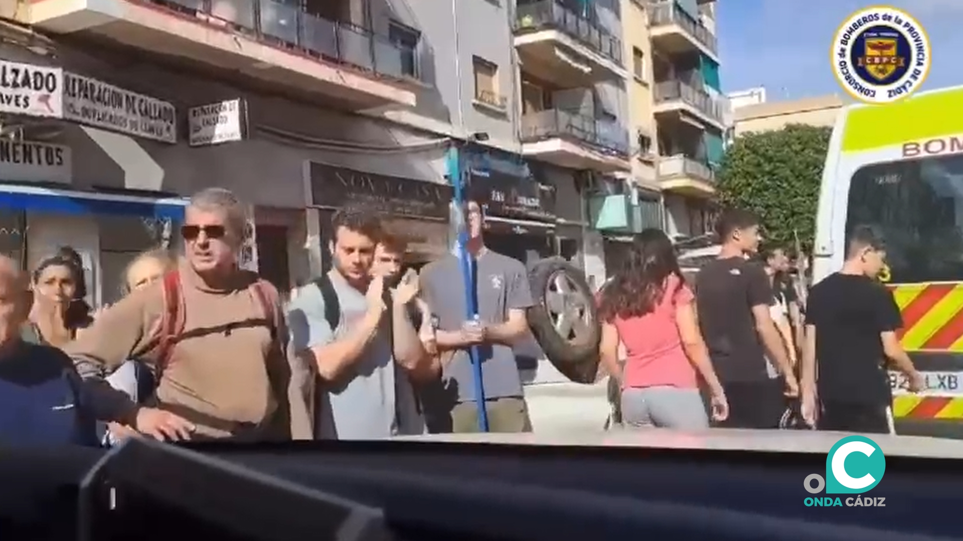 Emocionante recibimiento a los bomberos de Cádiz a su llegada a ...