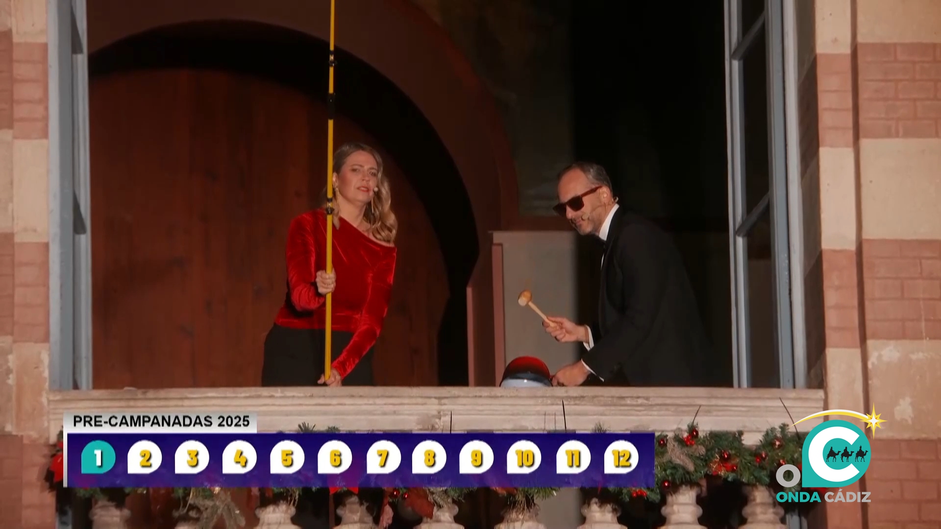 Una abarrotada plaza Fragela despide el 2024 con risas y buenos deseos ...