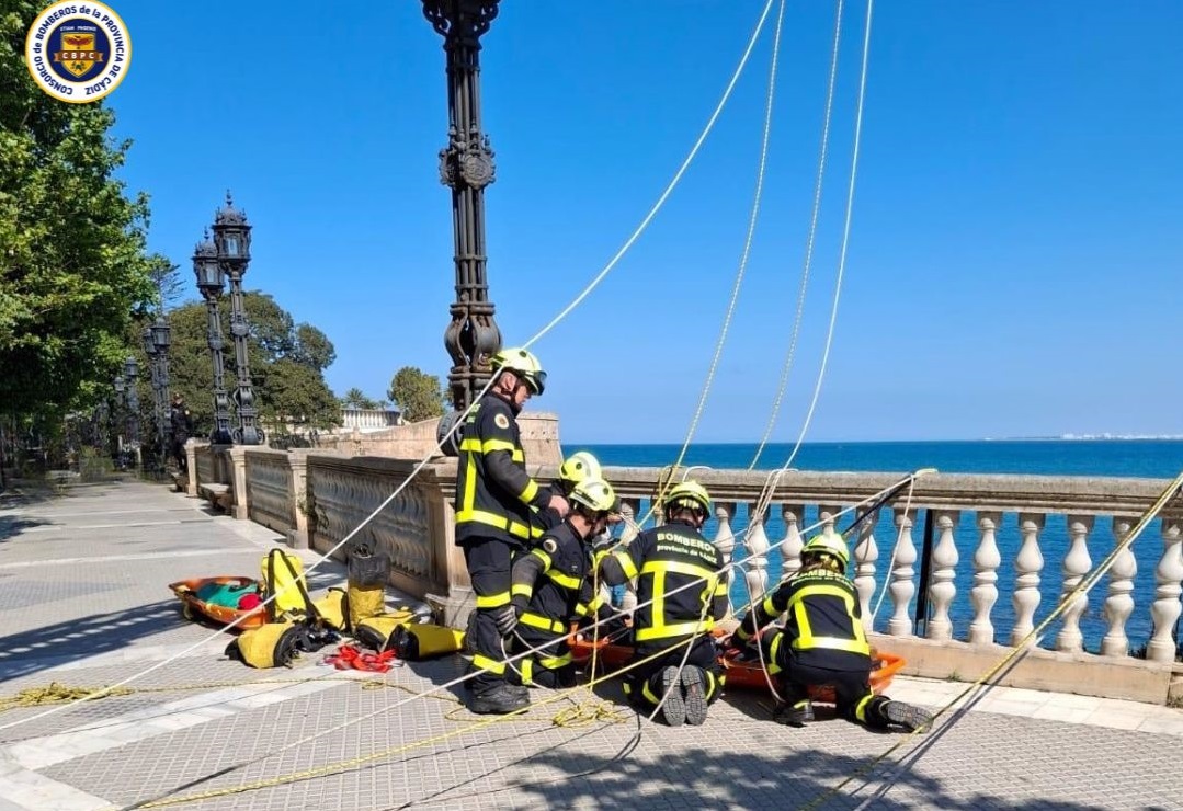Rescatada una persona tras precipitarse por la balaustrada de la ...